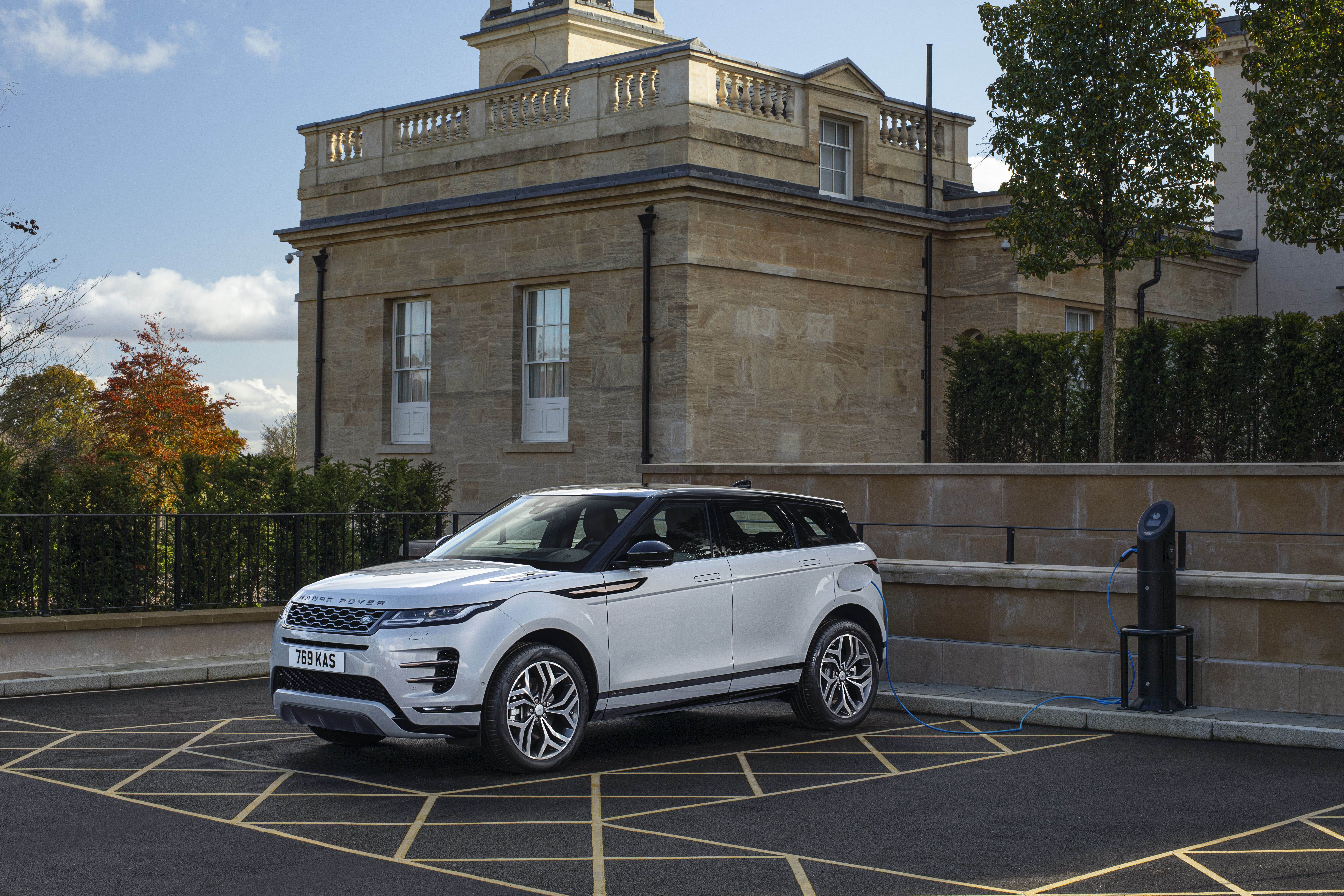 Elektrisierende Bestseller Range Rover Evoque und Land Rover Discovery Sport jetzt auch als Plug in Hybride JLR Media Newsroom